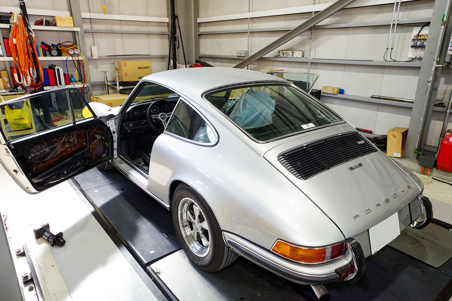 ナローポルシェ。まずはコックピットを好みの仕様に｜タイプ901 ポルシェ 911S 2.7 | ポルシェ専門店・修理販売Jスクエア